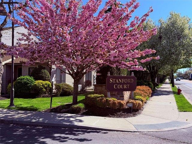 81 Stanford Ct Unit B, Wantagh, NY 11793