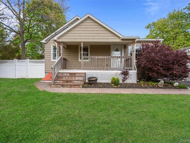 81 Steuben Blvd, Nesconset, NY 11767