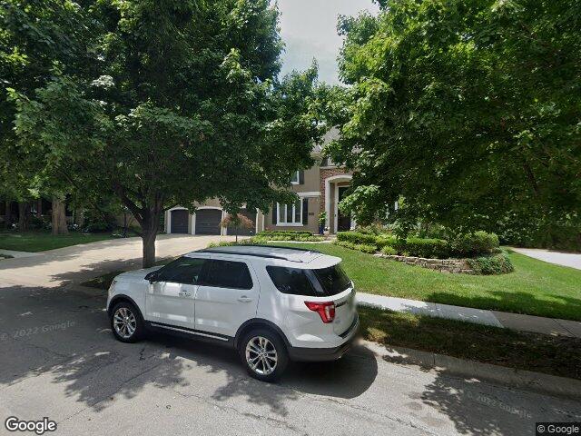 8204 Maple Ln, Prairie Village, KS 66208