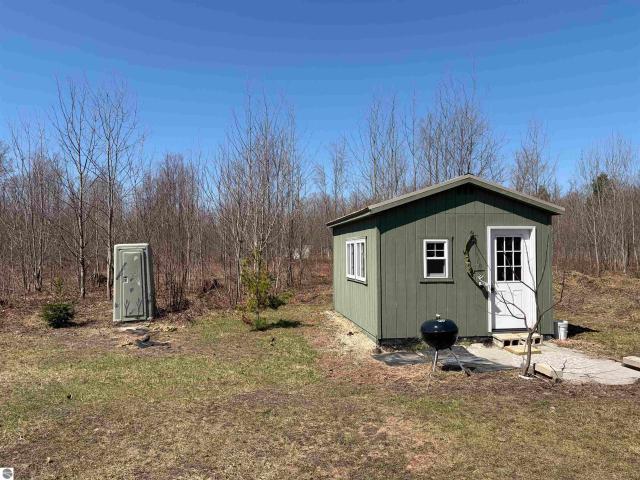 8204 NE Twin Lake Road, NE
