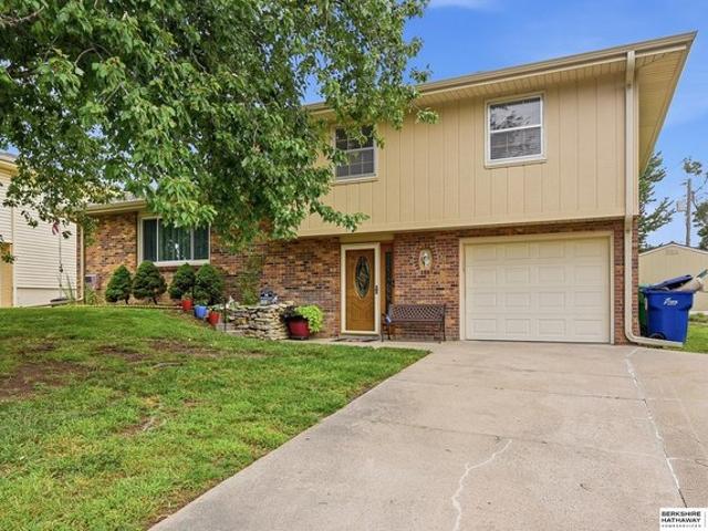 8205 Clairmont Ave, Ralston, NE 68127