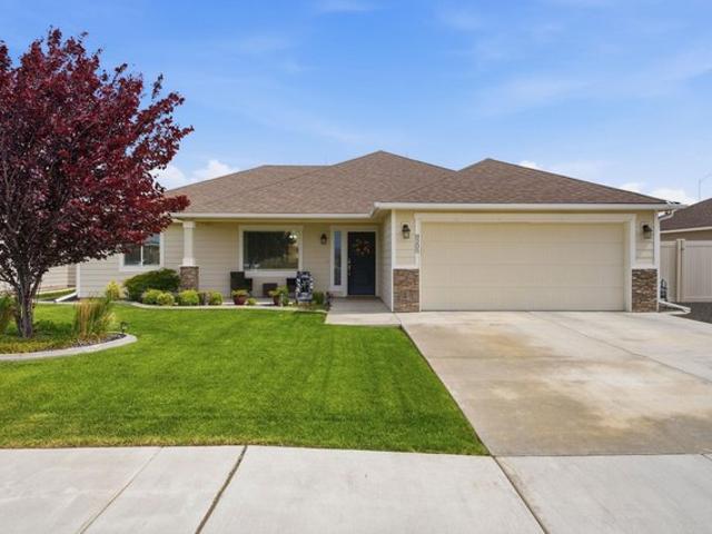 8205 Coldwater Dr, Pasco, WA 99301