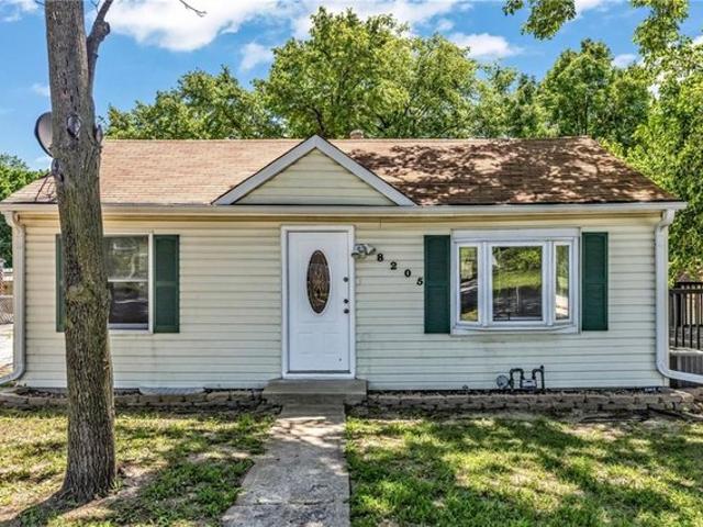 8205 Rose St, Pleasant Valley, MO 64068