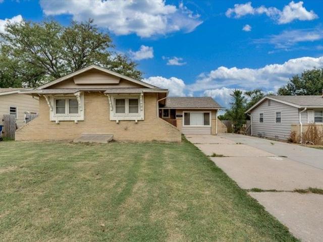 8206 E Levitt Dr, Wichita, KS 67207