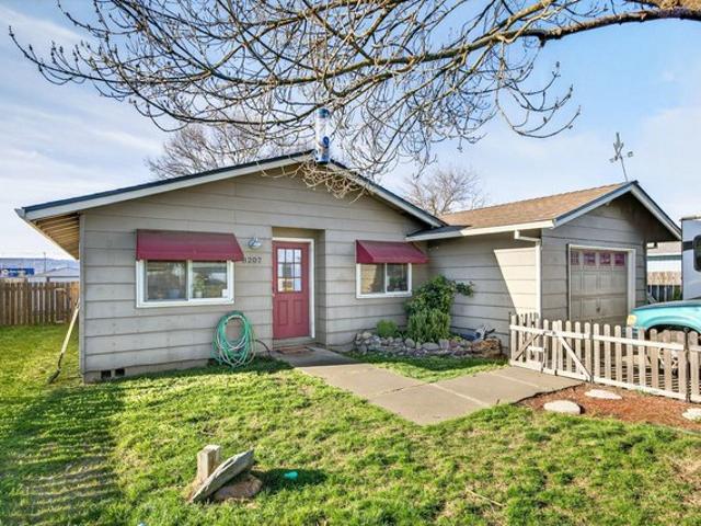 8207 Division Rd, White City, OR 97503