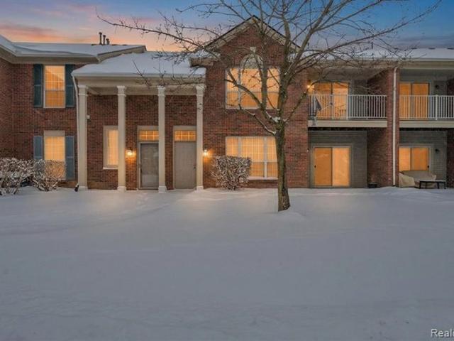 8208 Chesapeake Cir, Walled Lake, MI 48390