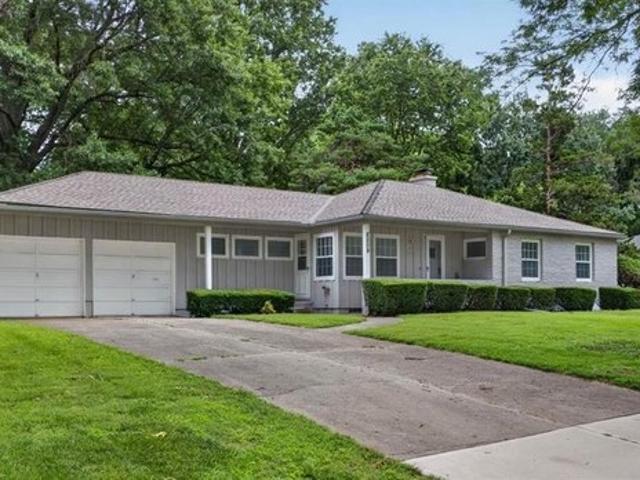 8209 Beverly St, Prairie Village, KS 66208