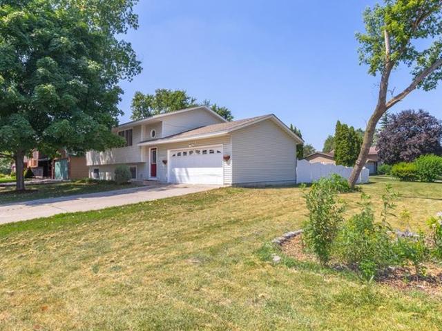 8200 Thomas Ave N, Brooklyn Park, MN 55444