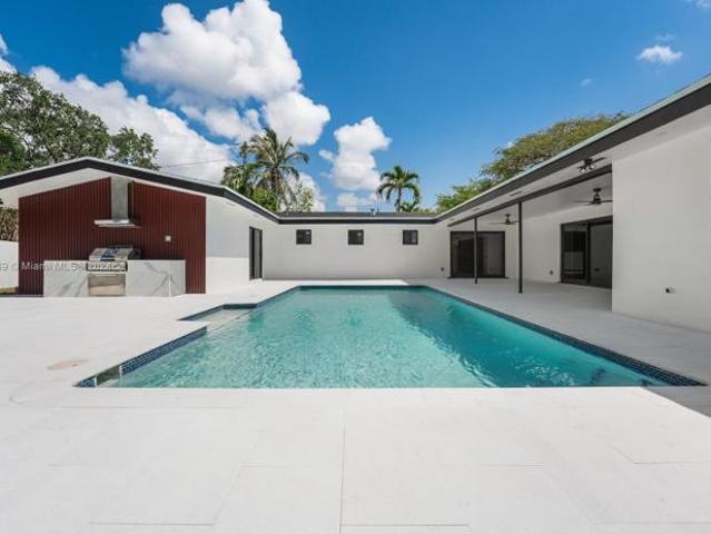 8201 SW 151st St, Palmetto Bay, FL 33158