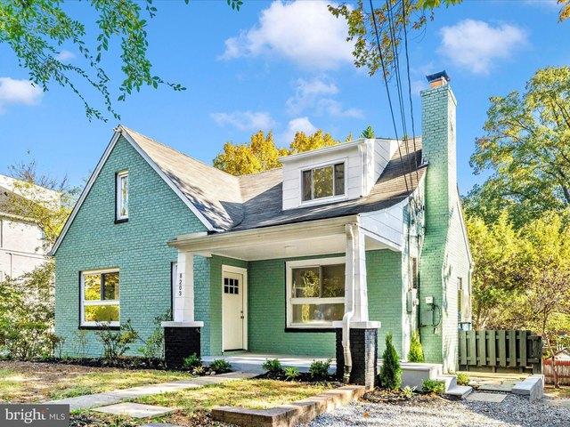 8203 Greenwood Ave, Takoma Park, MD 20912