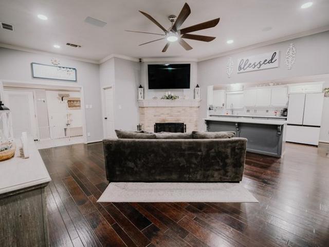 820 12th St, Wolfforth, TX 79382