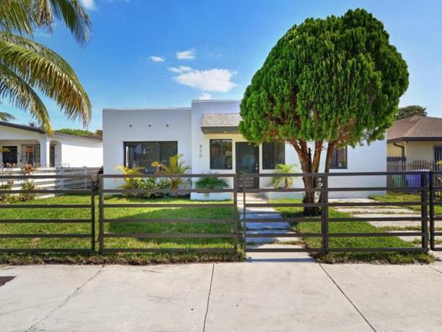 820 49th St NW, Miami, FL 33127