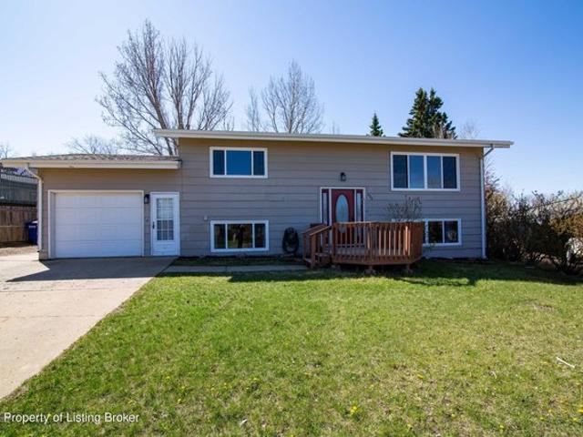 820 Bighorn Dr, Dickinson, ND 58601