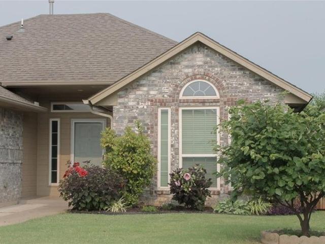 820 Glenwood Dr, Moore, OK 73160