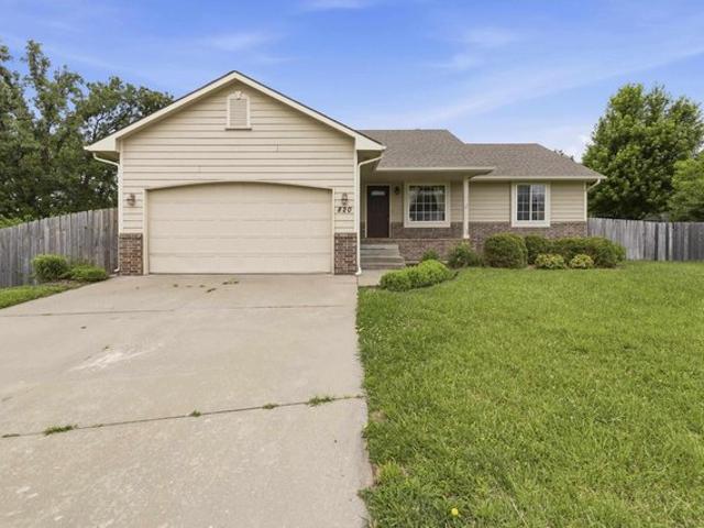 820 Fossilridge Dr, Manhattan, KS 66503