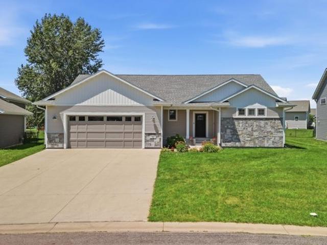 820 Fieldcrest Dr, Mankato, MN 56001