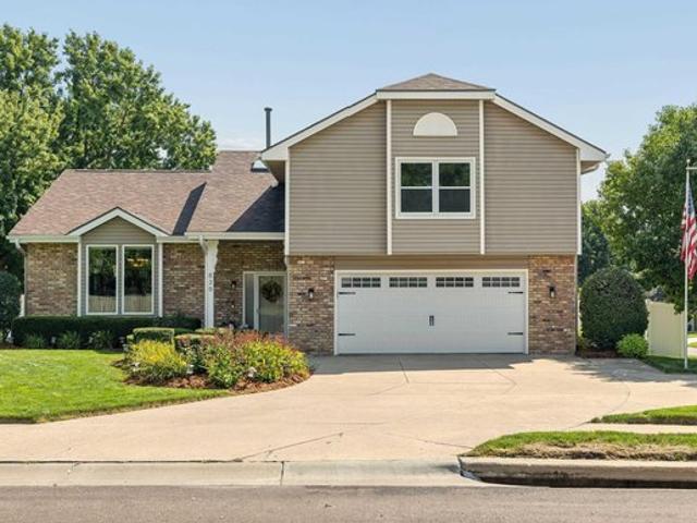 820 Oak Ridge Rd, Papillion, NE 68046