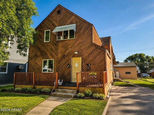 820 N 6th St, Grand Forks, ND 58203
