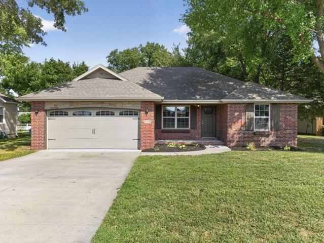820 S Trail Point Ct, Nixa, MO 65714