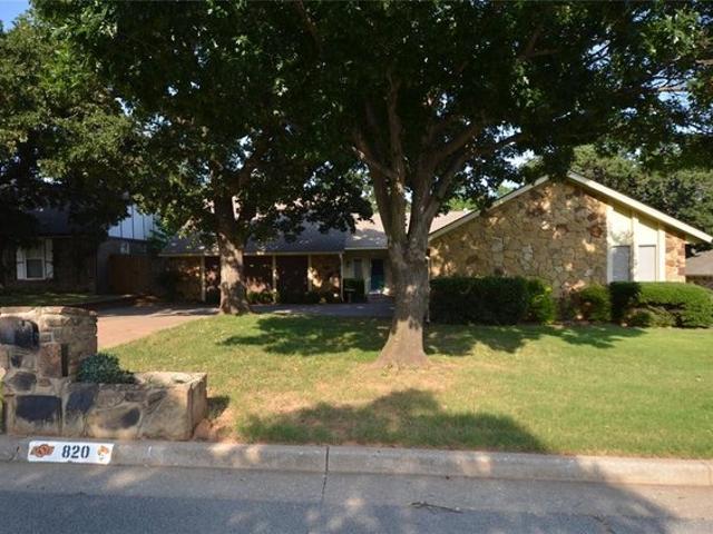 820 Sandhurst Dr, Edmond, OK 73034