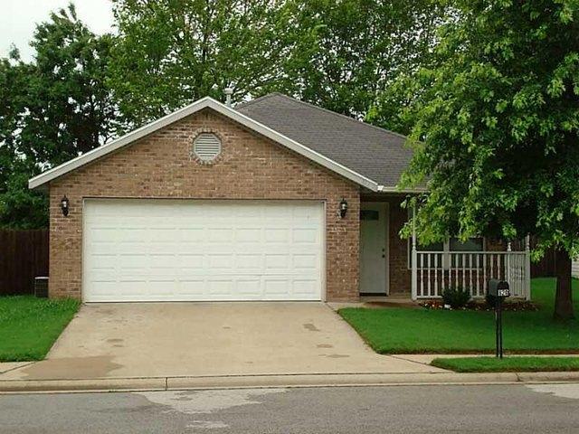 820 SE E Ct, Bentonville, AR 72712