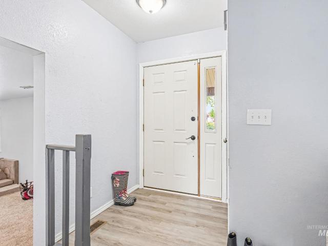 820 W 12th S