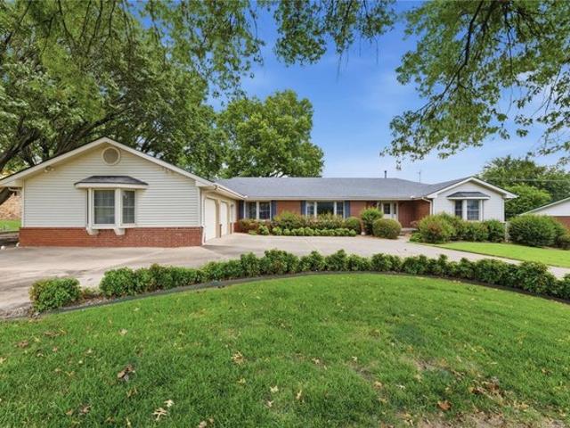 820 W Davis Dr, Nowata, OK 74048