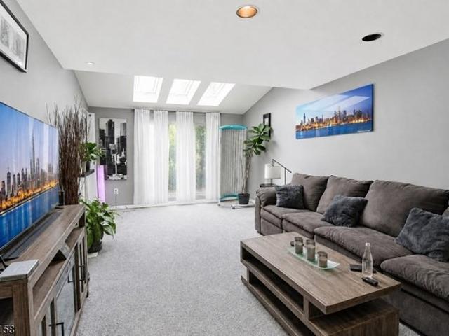 820 Topsail Ln, Secaucus, NJ 07094