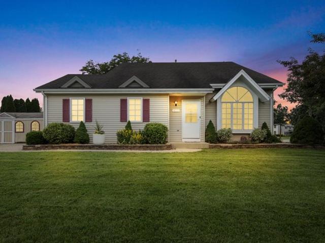 8215 S Wildwood Dr, Oak Creek, WI 53154