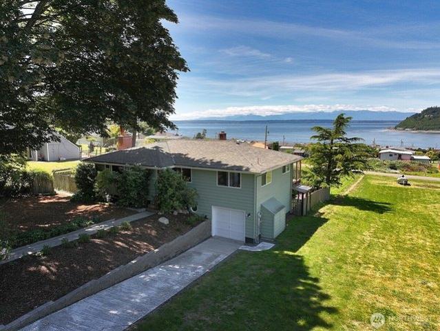 8216 Whidbey Dr, Clinton, WA 98236
