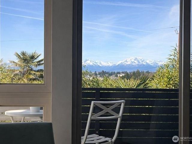 8218 2nd Ave NE Unit B, Seattle, WA 98115