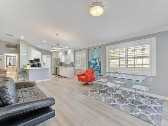 8210 Saint Johns Ct, Wellington, FL 33414