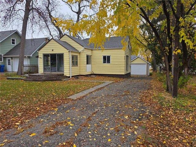 821 7th St SW, Pipestone, MN 56164