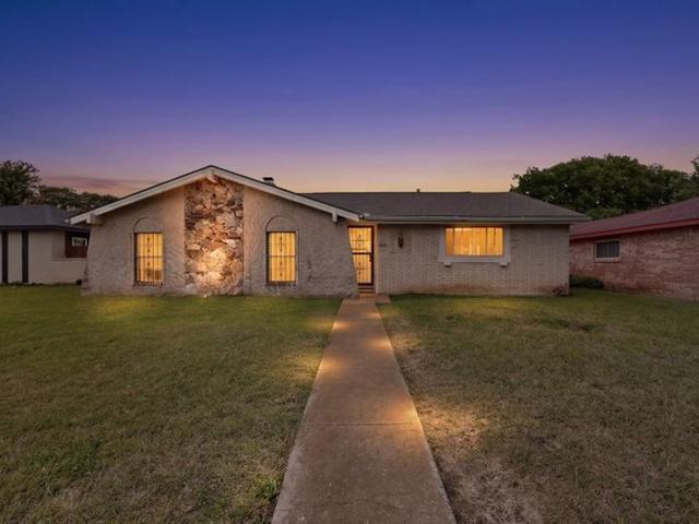 821 Cherry Hills Dr, Lancaster, TX 75134
