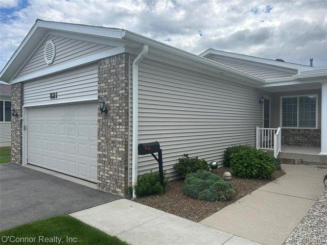 821 Crystal Ln, Marysville, MI 48040