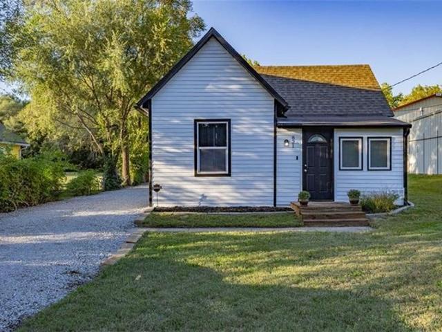821 E 4th St, Tonganoxie, KS 66086
