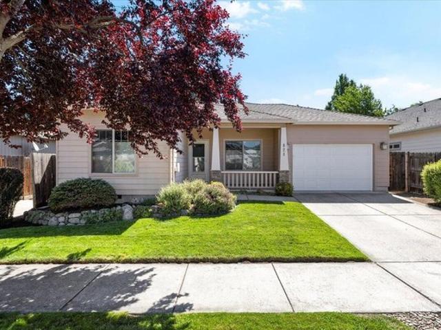 821 Isherwood Dr, Central Point, OR 97502