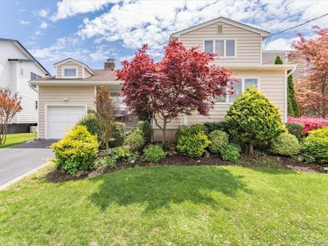 821 Napoleon St, Woodmere, NY 11598