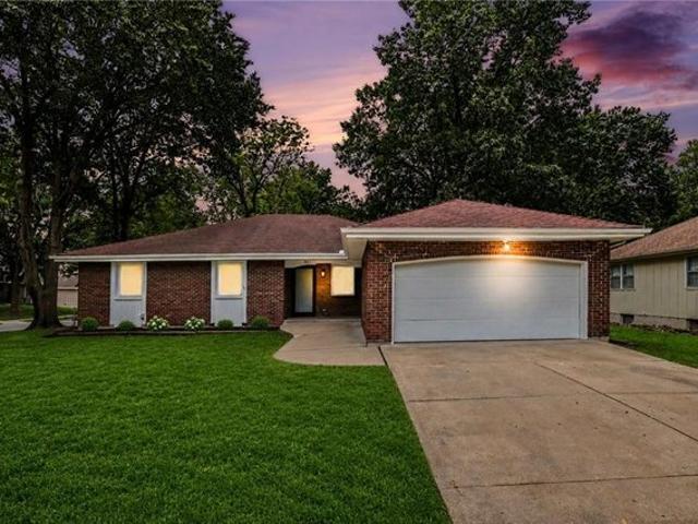 821 NE Cedar St, Lee's Summit, MO 64086