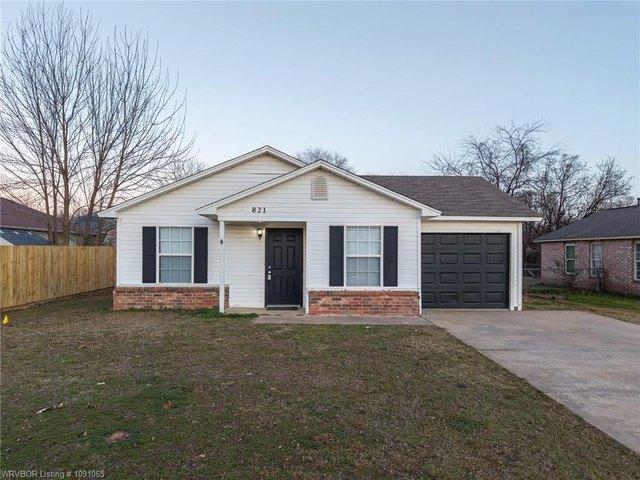 821 S 39th St, Van Buren, AR 72956