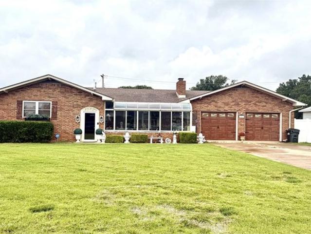 821 S Laird St, Mooreland, OK 73852