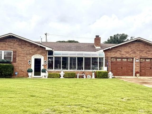 821 S Laird St, Mooreland, OK 73852