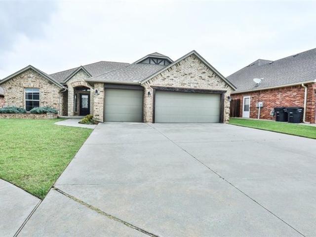 821 SE 7th Ct, Moore, OK 73160