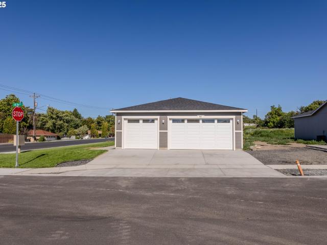 821 SE 9TH DR