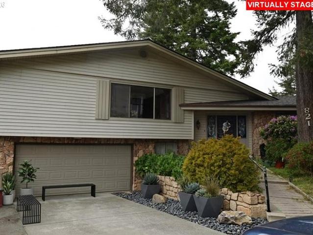 821 Paradise Ln, Brookings, OR 97415