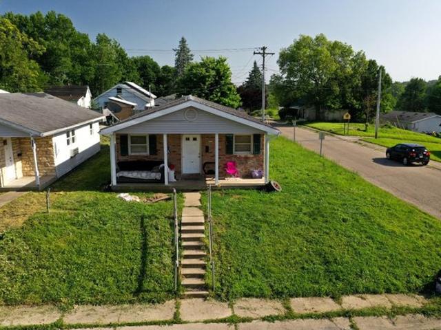 821 W 6th St, Connersville, IN 47331