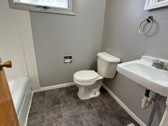 821 W 8th 1 Bedroom Apartment for Rent at 821 W 8th St, Waterloo, IA 50702