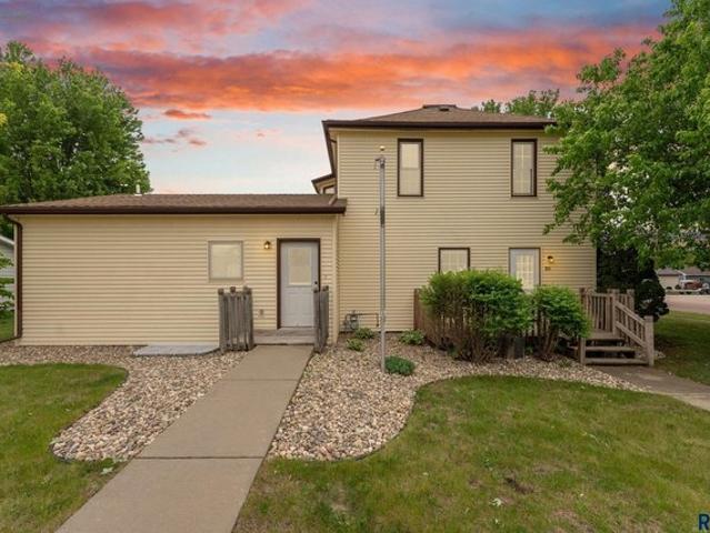 821 W 1st Ave, Lennox, SD 57039