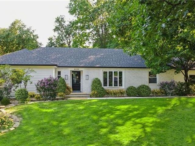8224 Linden Dr, Prairie Village, KS 66208