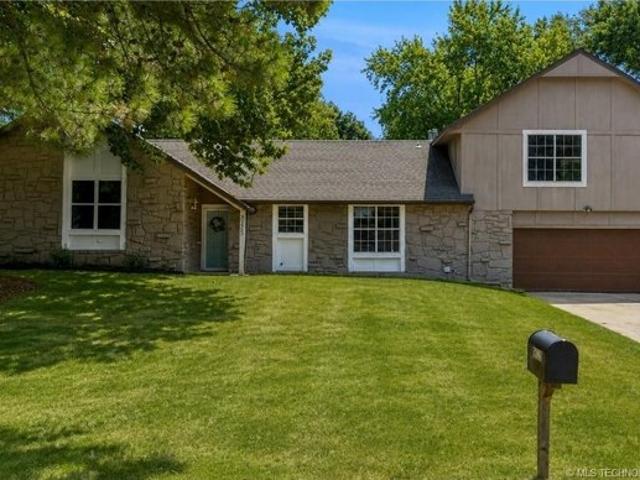 8225 Wright Pl, Broken Arrow, OK 74014
